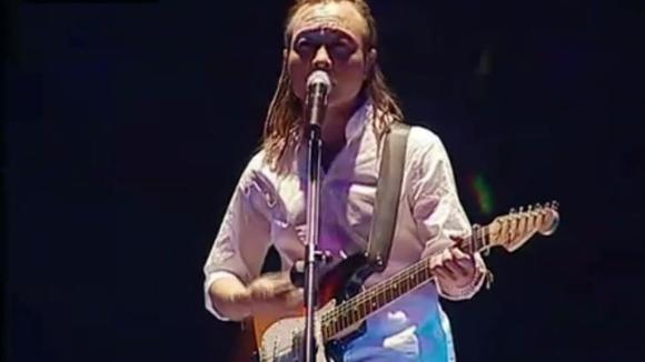 许巍演唱会全场7万人,被一把吉他一个话筒带入音乐世界全场静止