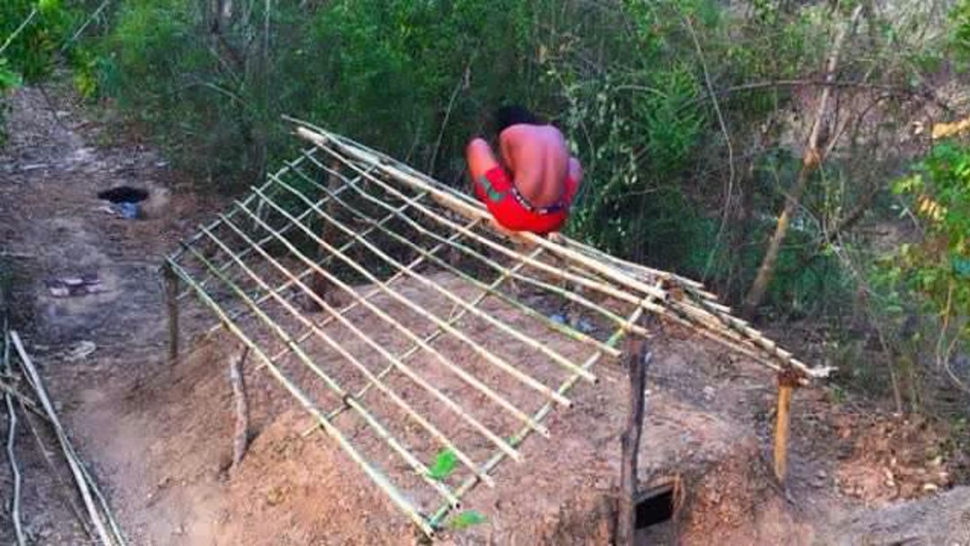 农村小哥隐居深山,为地下堡垒搭建二层结构,摇身一变成双层豪宅