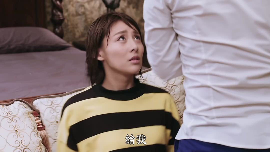 爱人的谎言:灰姑娘刚洗完澡,就被霸道总裁壁咚了,灰姑娘害羞了