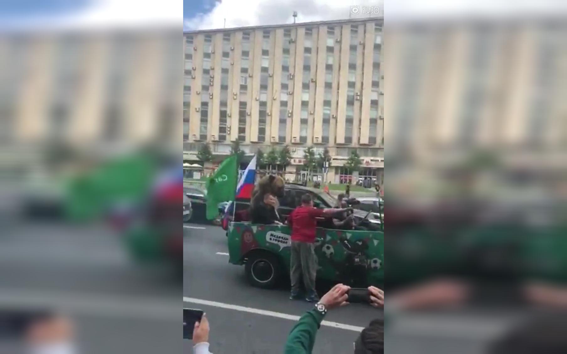 俄罗斯世界杯开幕式上大胜沙特后,街头的俄罗斯人都是这么庆祝的