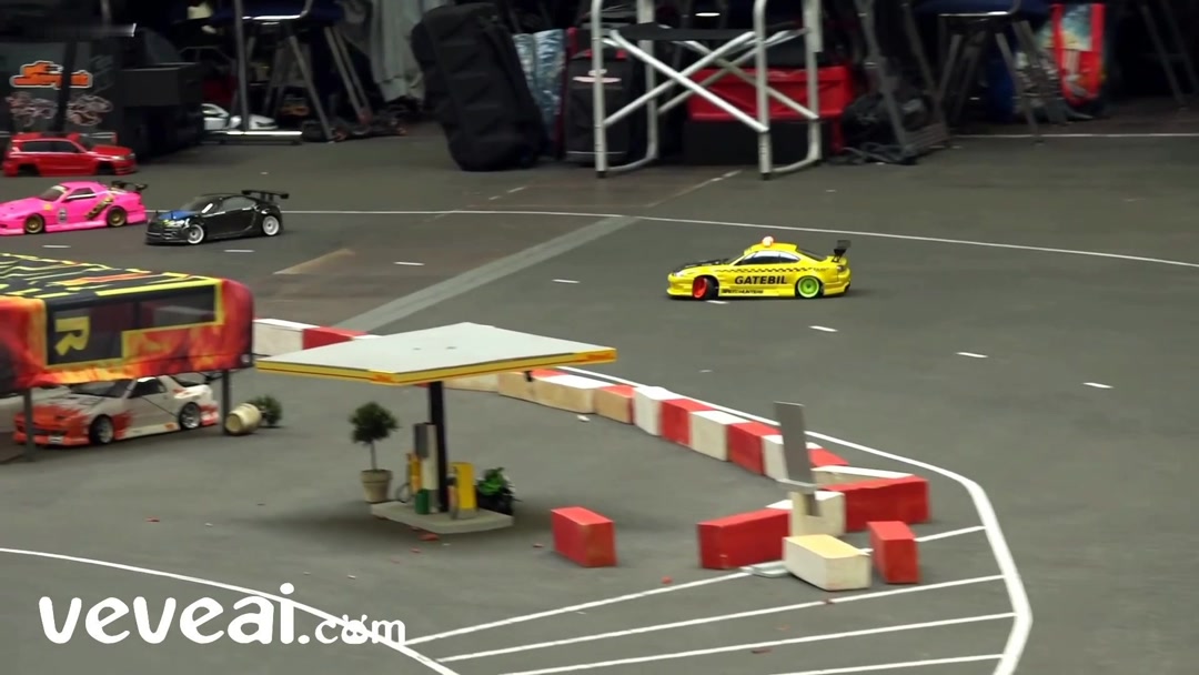 最好的冲击情节! 行动中的 RC 遥控漂移车模型