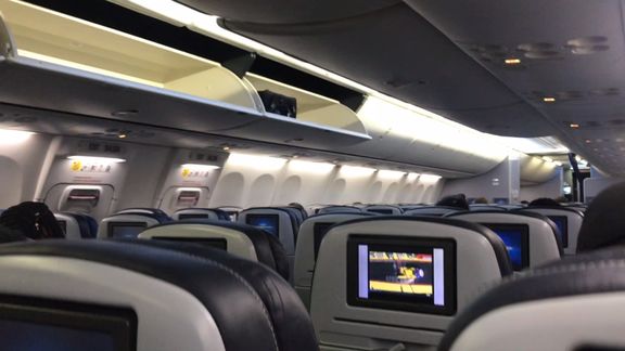 美国疫情升级,一架飞机才坐10多人,各大机场真的要停飞了?