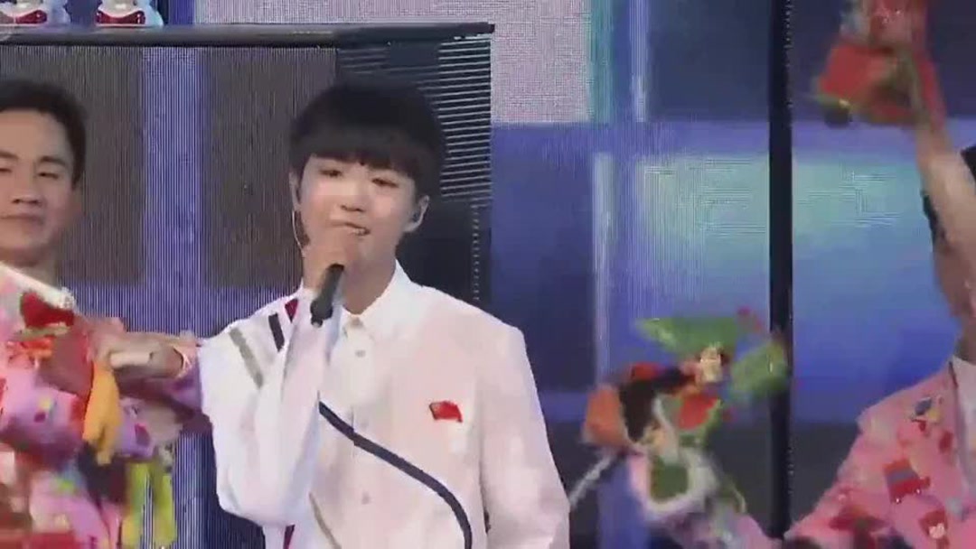 恭喜 王俊凯十五岁生日微博首创亿转