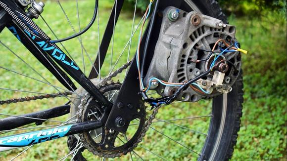 用汽车上的发电机和电瓶,改装一台电动自行车,高手在民间