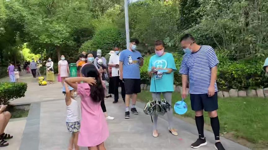 第五轮核酸检测,目测了两队的长短,默默选了最后一队,长的