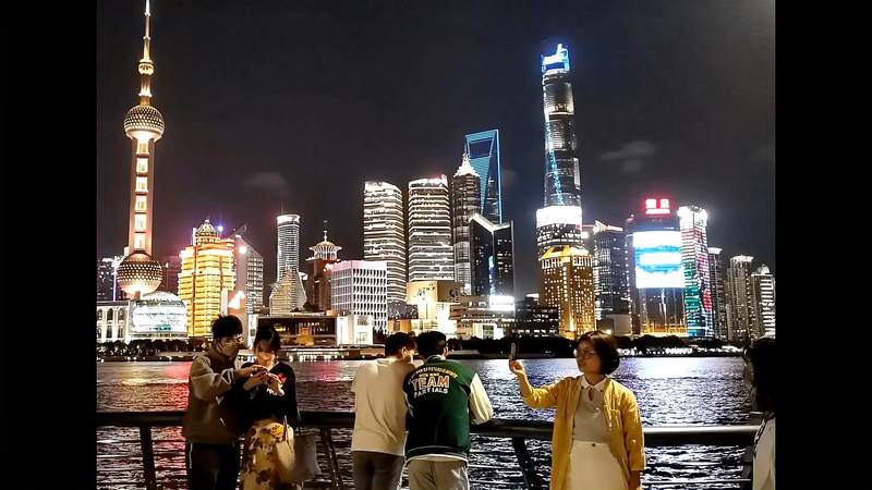 农村小伙第一次到上海礼拜天晚上在外滩舍不得走了