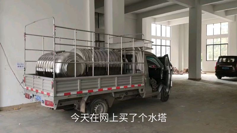 抠门小伙自己动手在楼顶装水塔,又省了好几千