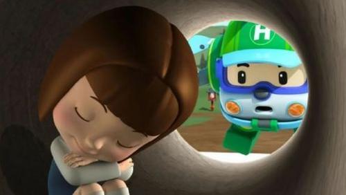 儿童动画:小美和工程车玩捉迷藏被困在水泥管,变形警车珀利救援