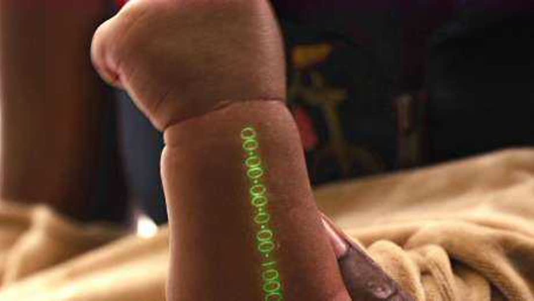 人类一出生就被标记死亡时间,只有拼命赚取时间,才能活着!