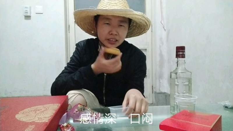 中秋节小伙直播吃月饼被噎住,三十秒上演教科书式自救