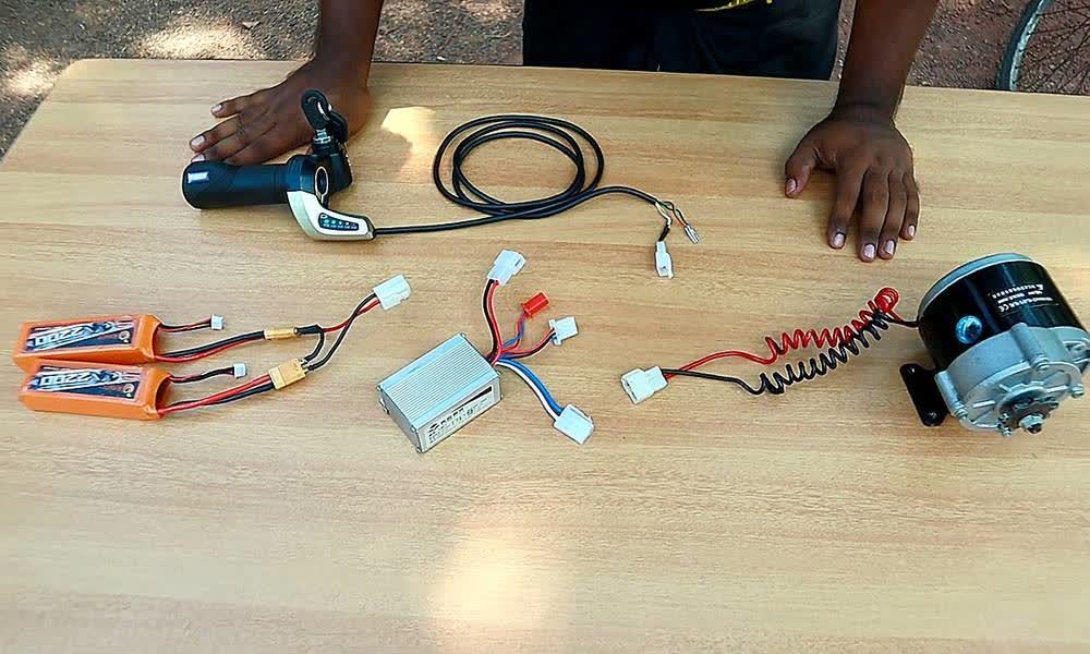 自行车骑着费劲,男子网上买来配件,自己动手DIY一辆电动车