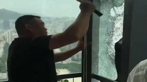 高空作业人员安全带脱落,悬挂35楼死死拽住绳子求生,业主砸窗救人