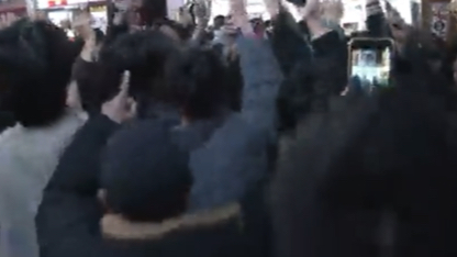 卡塔尔世界杯,日本2:1德国赢下比赛,街头看球的人们集体庆祝