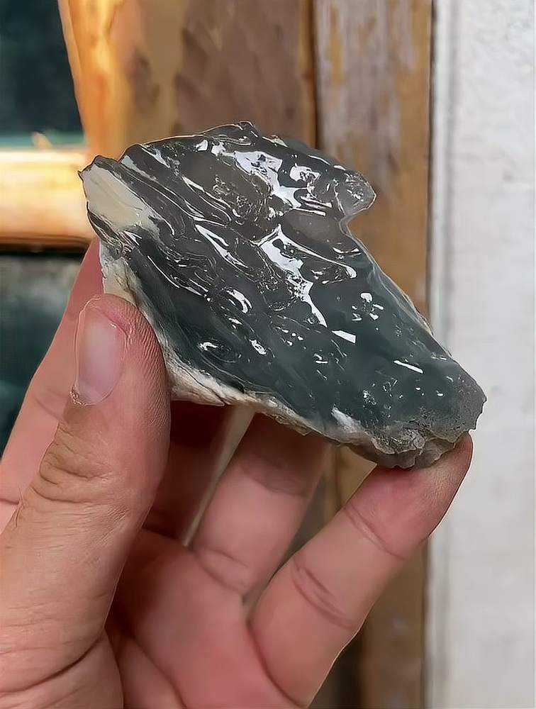 玻璃种翡翠永远都是闪闪发光,种老肉细,有弹性,干净细腻