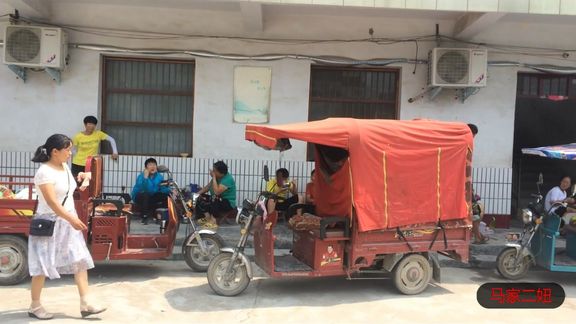 河南农村寄宿学校,有些家长每天来送饭,大多数家长都在外打工