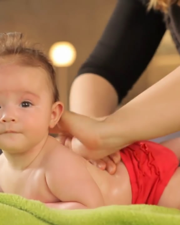 专业级的婴儿按摩教程,这么推拿宝宝会越来越聪明!