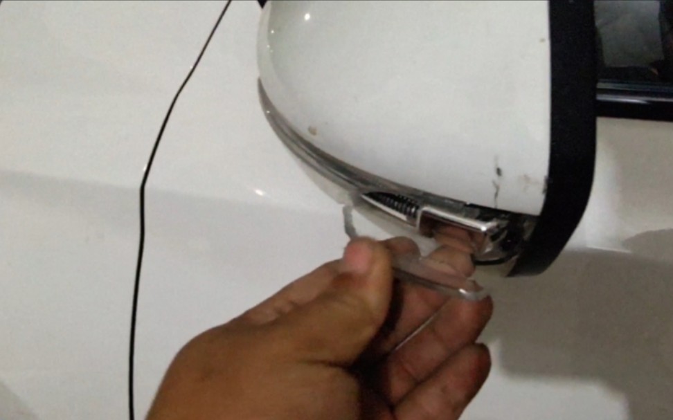 车子被借给陌生人,被蹭了划痕,没有加油,后视镜也被撞烂。