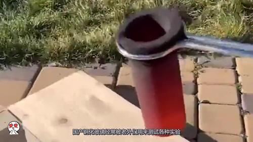 钢化玻璃有多厉害?小哥从高空丢铁砧,镜头记录全过程