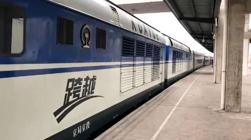 写着跨越的DF11G拉着25T火车进站,这种场景以后很难见到了