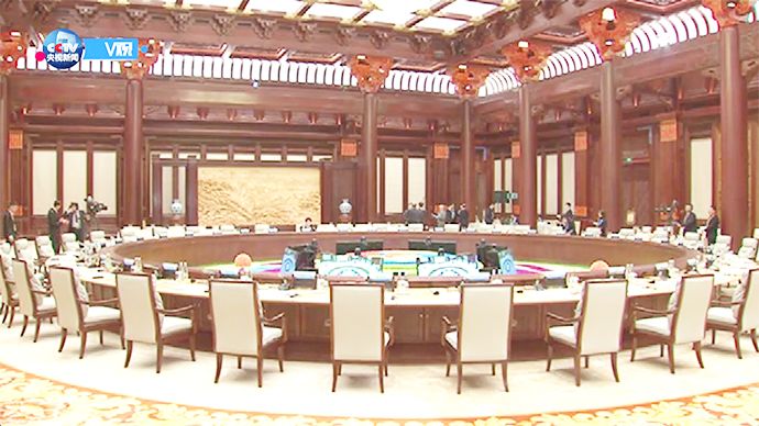 【时政快讯】第二届“一带一路”国际合作高峰论坛第三阶段圆桌峰会...