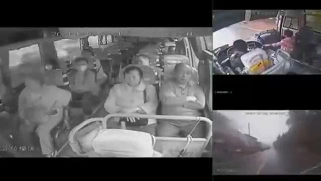 大客车为避让行人冲进路边民房,驾驶员及乘客均未系安全带,发生碰撞...