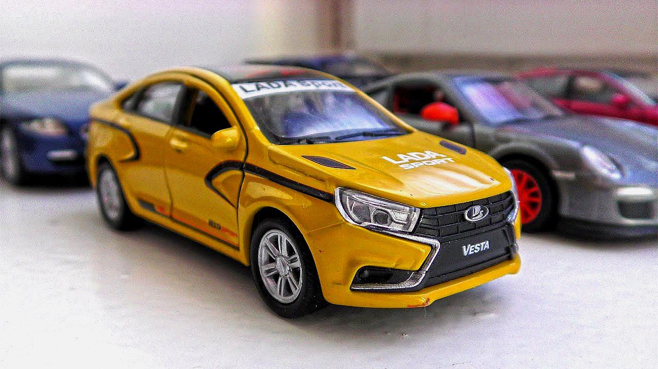 运动型轿车模型玩具展示