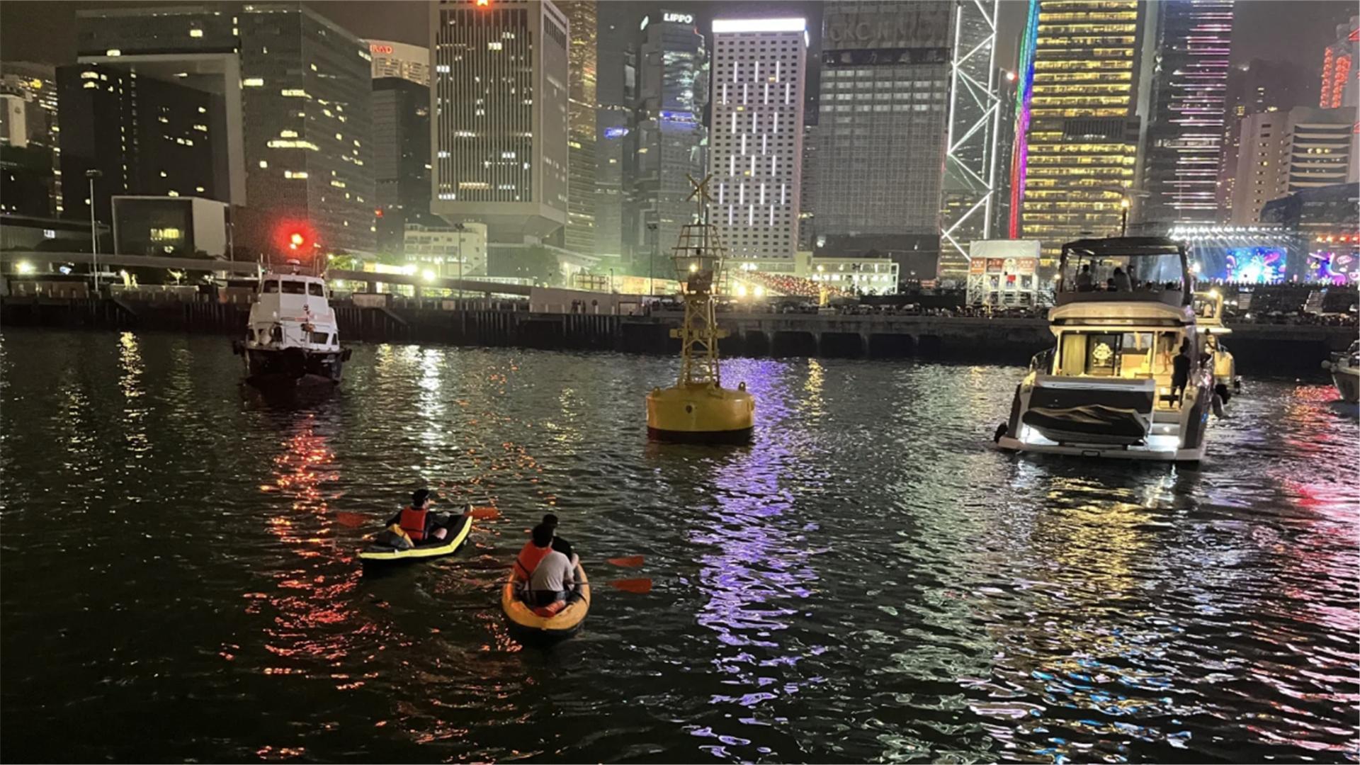 周杰伦香港举办演唱会,场内场外人山人海,歌迷划小船...