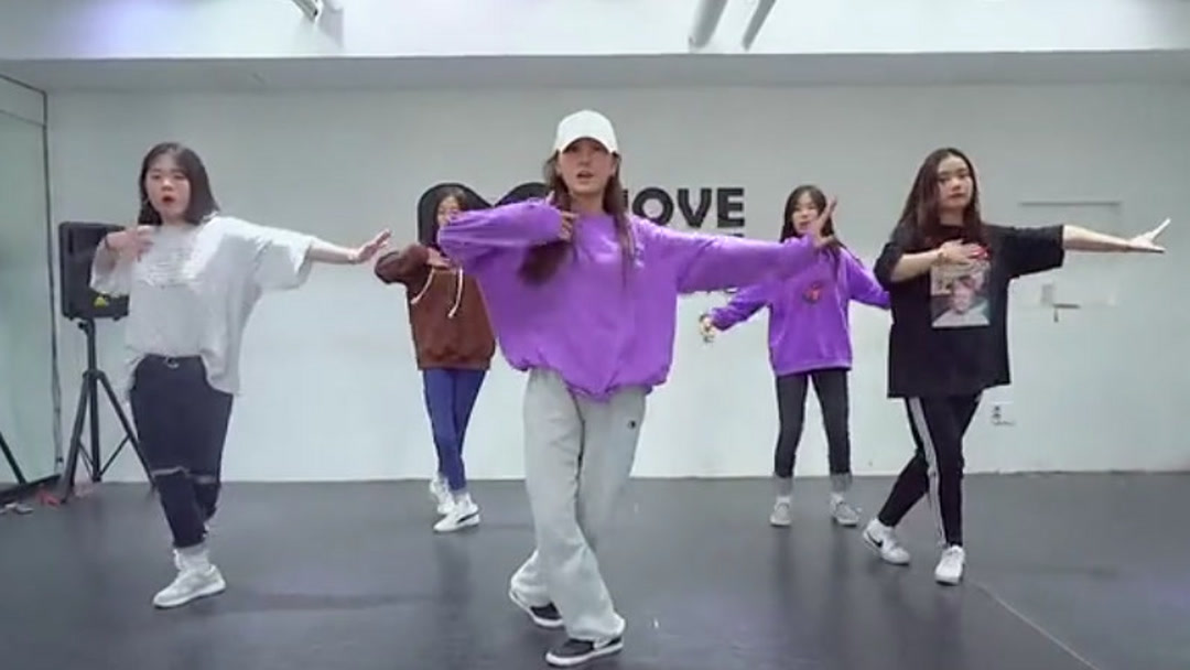 最火的流行舞蹈视频《GOODBYE ROAD》简单易学!