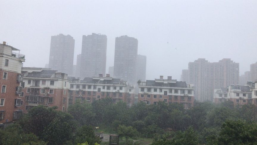 天好黑,台风要来了吗,下好大的雨