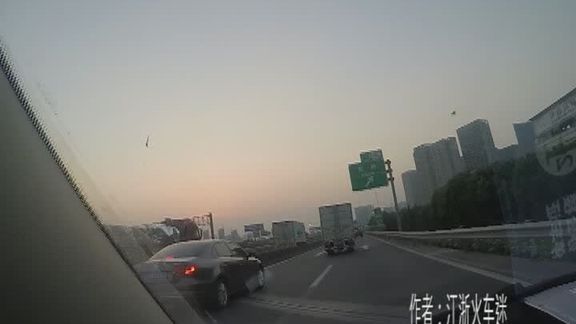 小编驾车行驶在G1501转入京沪高速安亭收费站