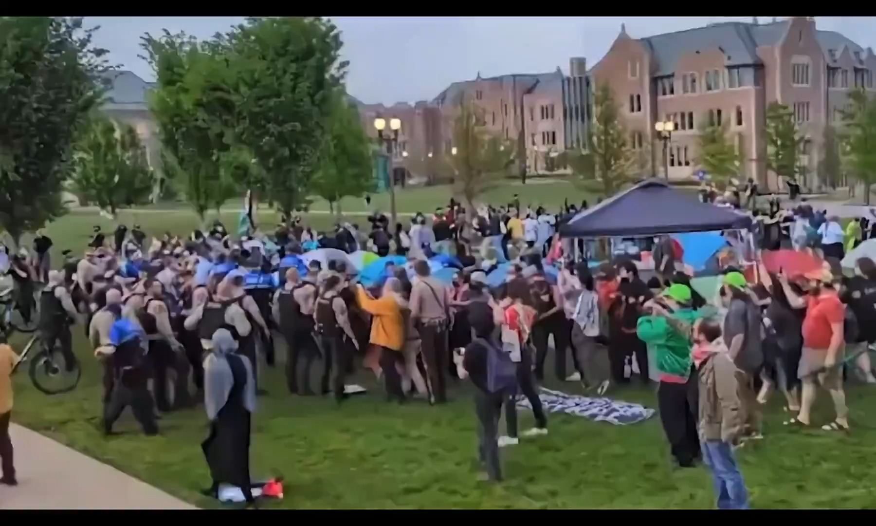 ...了!华盛顿大学圣路易斯校,多名警察殴打一位教授,致其肋骨和手部骨折