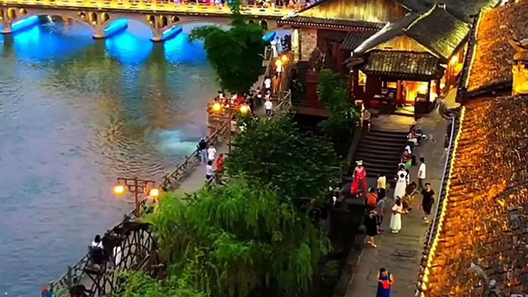 张家界高山流水小桥,亭台楼阁金碧辉煌太美了