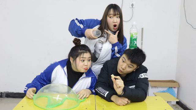 橡皮掉进水杯,俩学霸用物理知识都取不出来,学渣的做法真逗