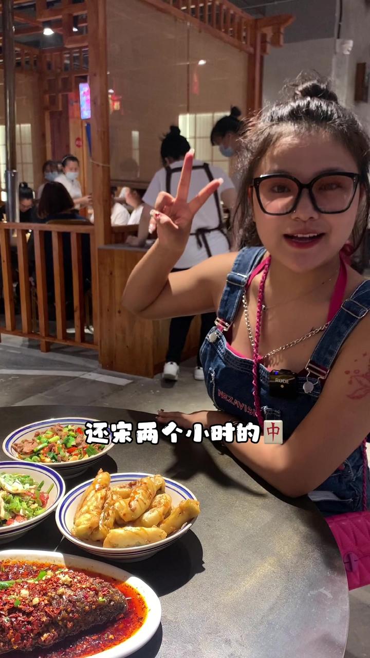围着铁炉子吃248的十菜一汤 这才是一家人吃饭的感觉!#地道贵阳家常...
