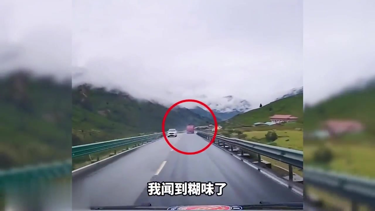大卡车下坡刹车失灵连撞多辆车,视频车车主提前发现躲过一劫