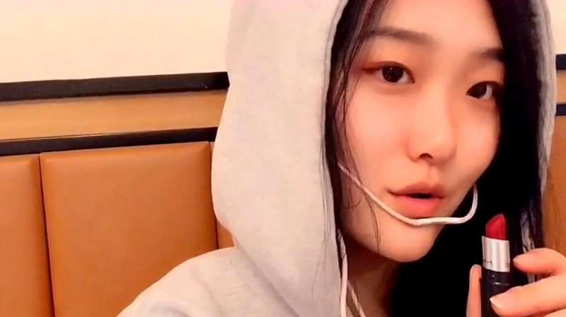 asmr小姐姐专业助眠,模拟化妆的声音,听着太舒服了!