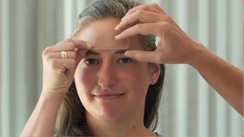 在额头上取下来的玻片标本,放在显微镜下会看到些什么呢?