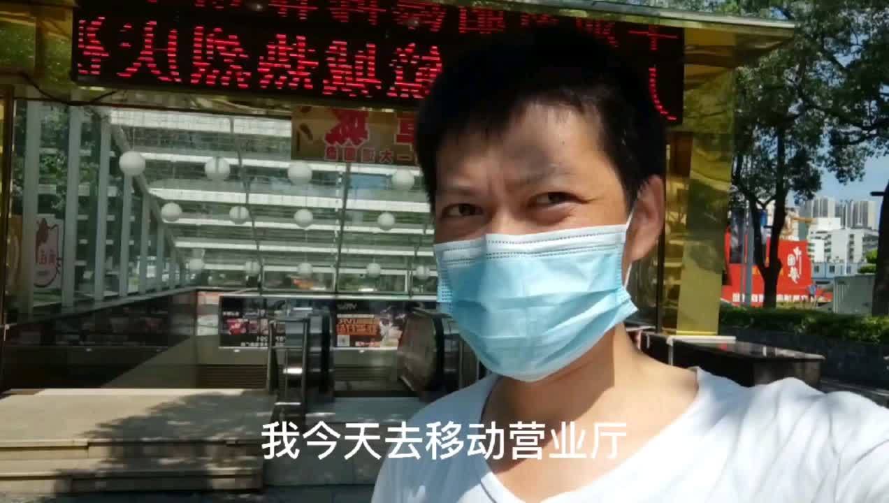 乡下老表进城办理电信业务,排队人有点多,途中偶遇一排娃娃机