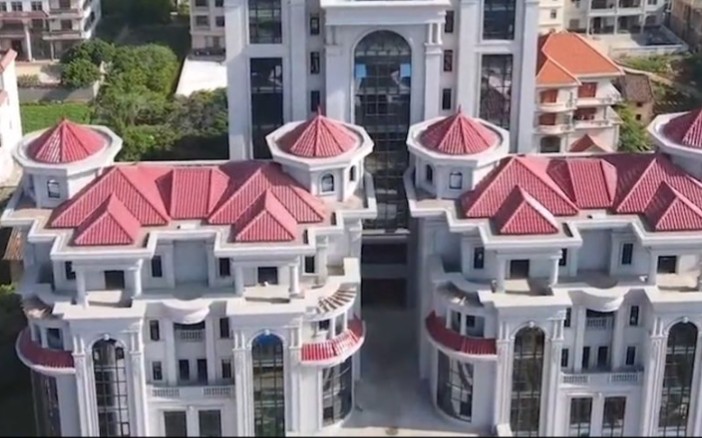 福建一村内现13层双栋“豪宅” 被认定为违建还持续施工