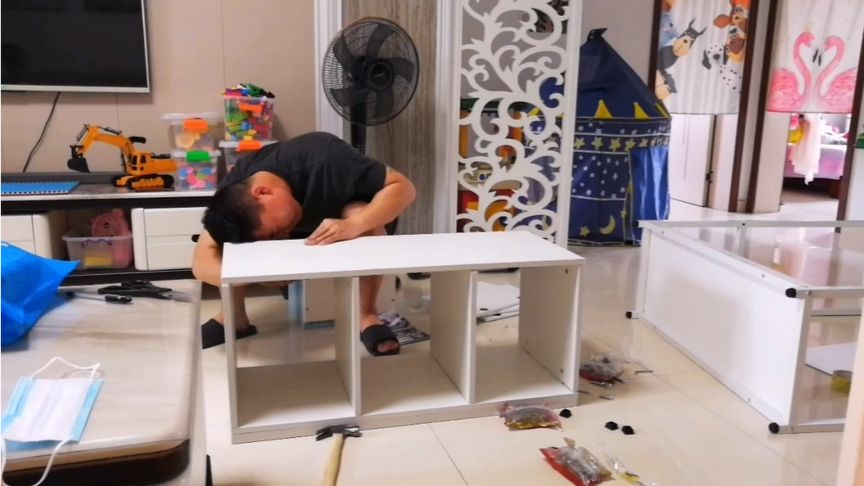 网上买个简易挂衣架放闺女房间,老公一会儿就安好了,方便又实用