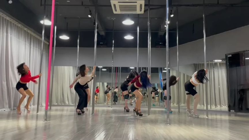 终于学了一支完整的钢管舞