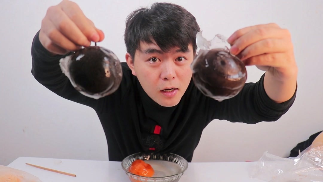 南方人不懂为什么东北人喜欢黑黑的冻梨,吃了才知道原来这么美味