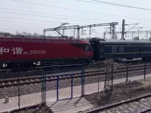 k1061次列车(重庆-哈尔滨西)进沟帮子站