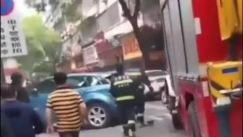 路虎车挡住消防通道,被消防车直接撞开
