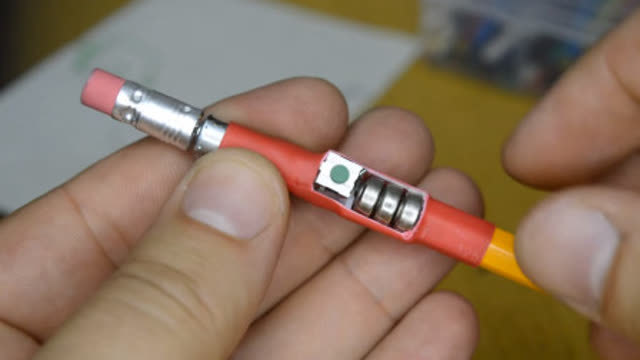 老外给铅笔装上马达,只需轻轻一摁,就能自动擦除错误笔迹