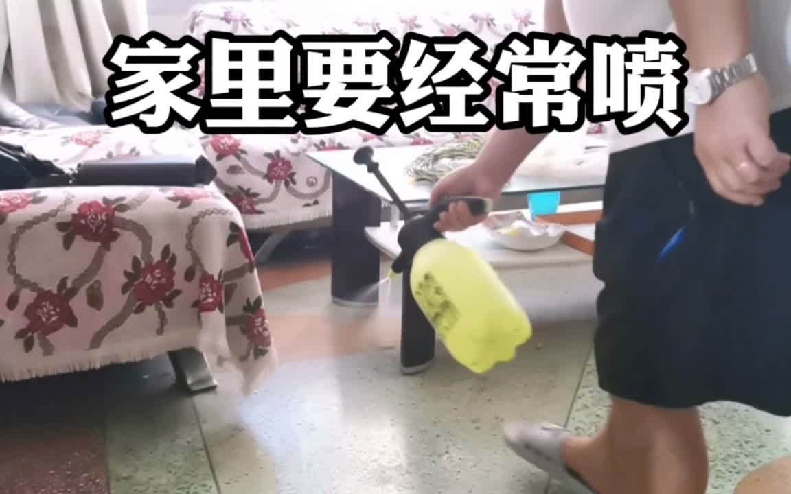 清水拖地只能拖灰尘,拖完后在房间喷点消毒水,才能更完美