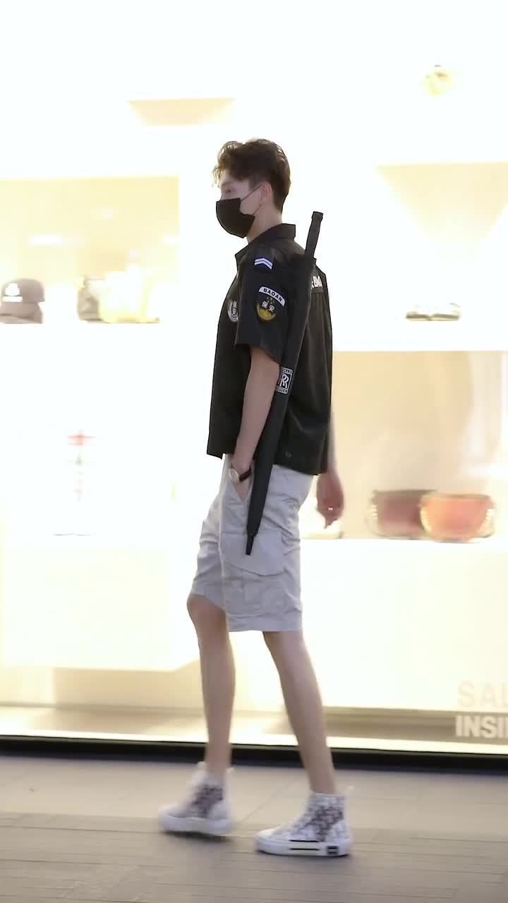 小哥哥如果不努力就要回去管理家族企业。