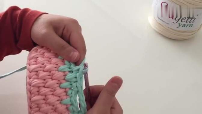 如何用针织条钩织双色花型收纳筐-钩针教程