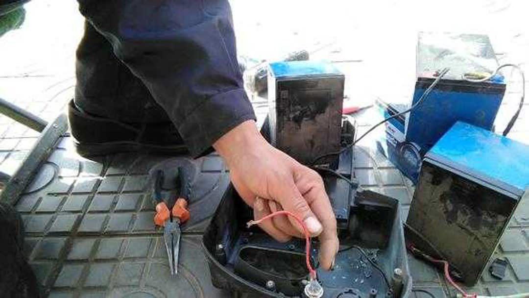 电动车时常断电不走问题出在电池盒上,小问题让师傅费了很大劲