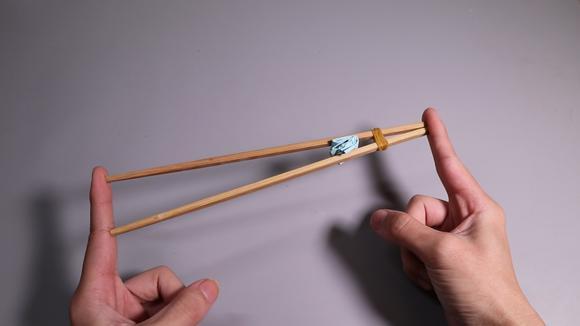 两根筷子用橡皮筋绑在一起,放在客厅,家里客人看了都抢着用